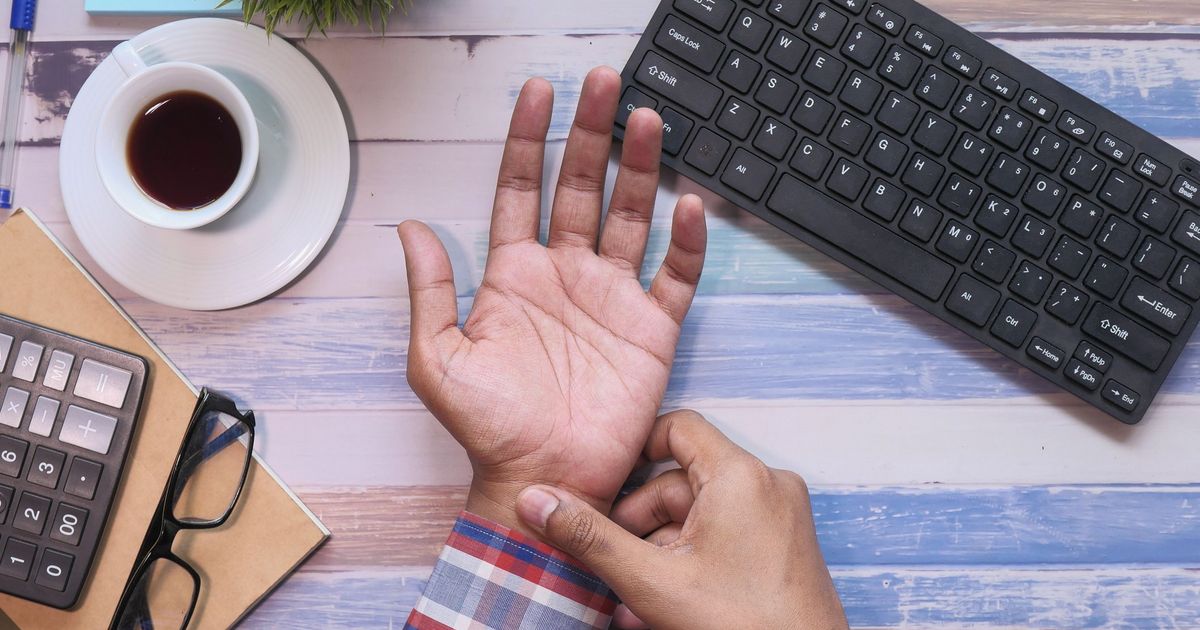 RSI-Syndrom: 3 Übungen beugen Maus-Arm vor | aponet.de