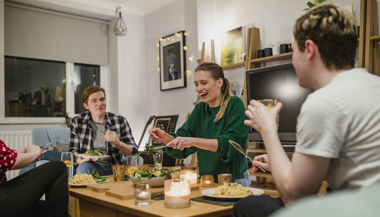 Steigende Corona-Zahlen: Private Treffen sind die Hauptursache | aponet.de