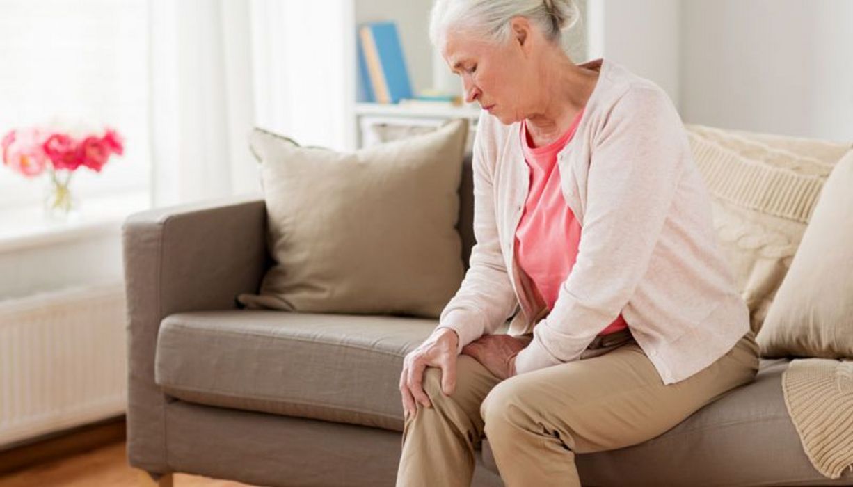 Knie-Arthrose: Wie man sie heutzutage behandelt | aponet.de