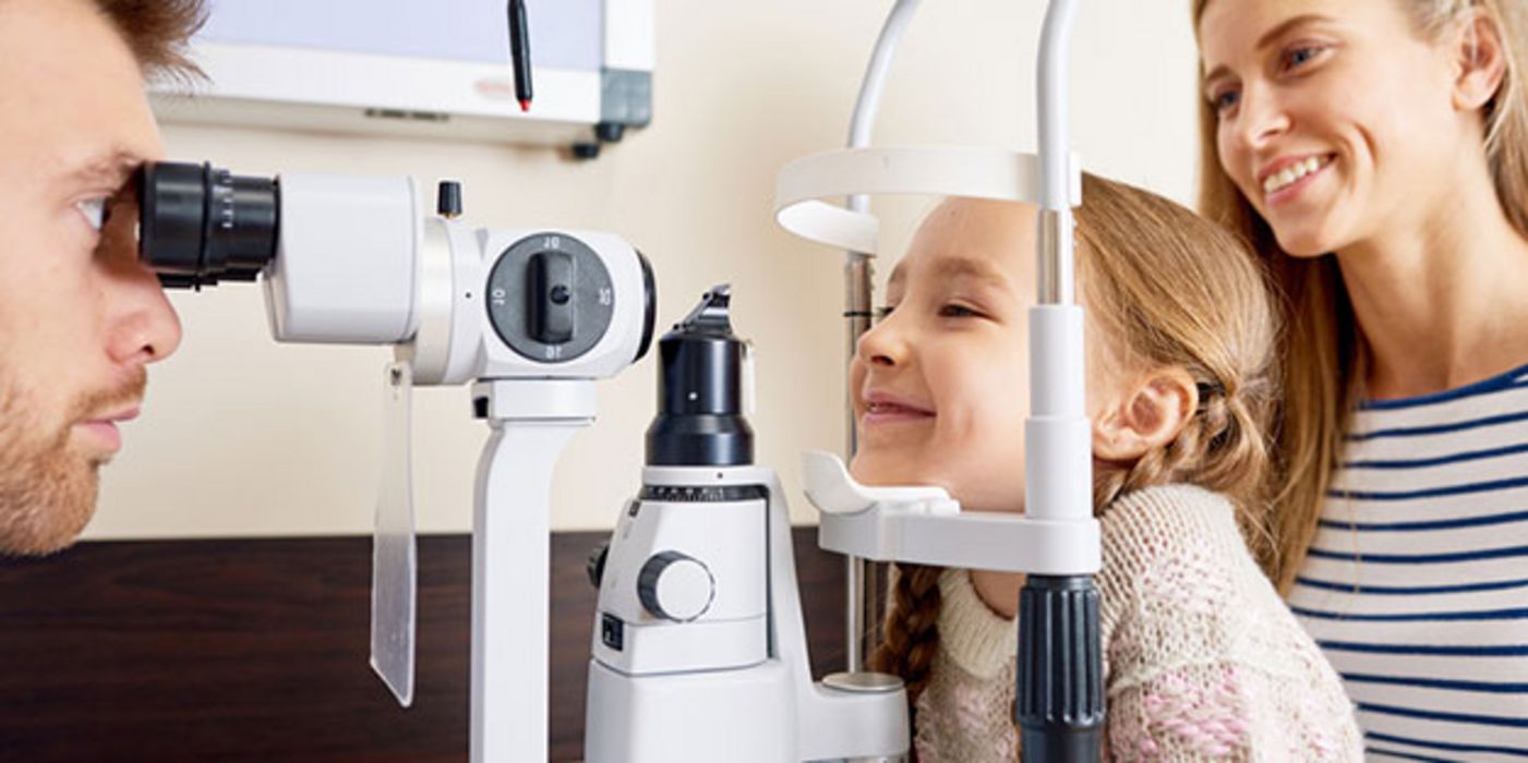Braucht mein Kind eine Brille? Diese 4 Anzeichen verraten es | aponet.de Braucht mein Kind eine Brille? Diese 4 Anzeichen verraten es | aponet.de