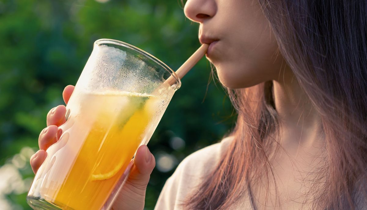 Karies: Süße Getränke am besten mit Strohhalm trinken | aponet.de