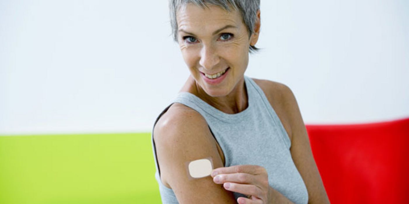 Wechseljahre: Hormon-Pflaster statt Tabletten? | aponet.de
