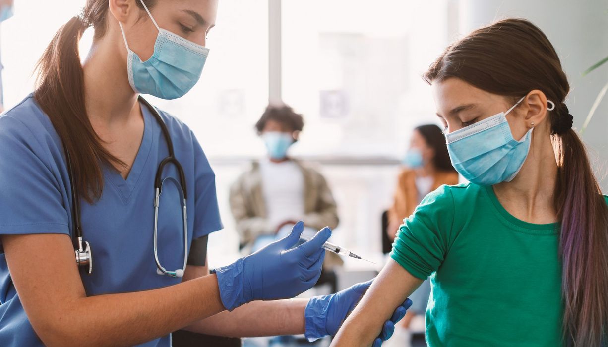 STIKO empfiehlt einmalige Corona-Impfung für alle Kinder | aponet.de