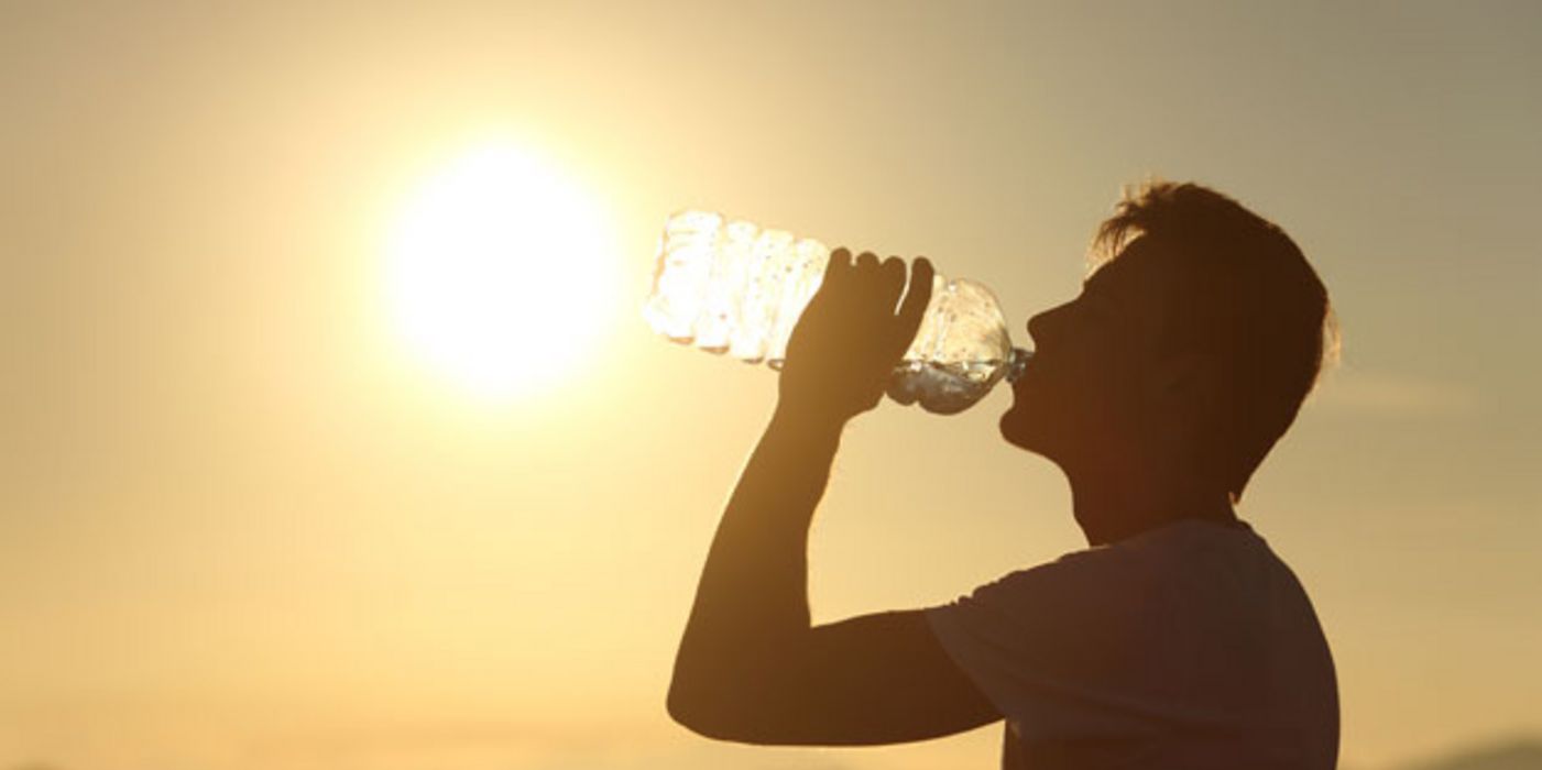So schützt man sich vor Hitzeerschöpfung und Hitzschlag | aponet.de