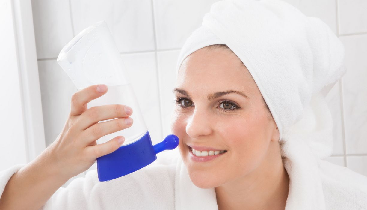 Wie funktioniert eine Nasendusche? | aponet.de