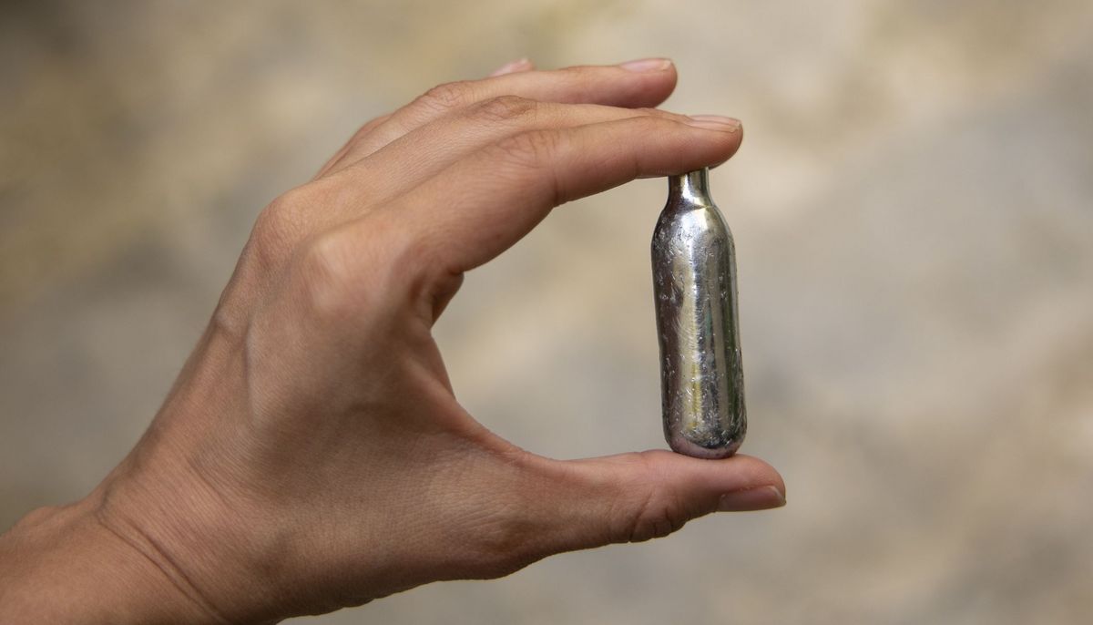 Studie zeigt: Lachgas verursacht neurologische Schäden | aponet.de