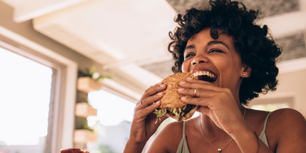 Wie das Gehirn die Lust auf fettes Essen fördert | aponet.de